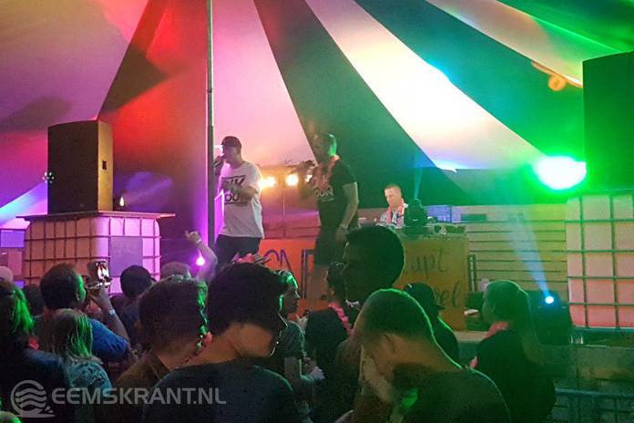 Rapper Wat Aans bekogeld met steen tijdens optreden schuurfeest ...